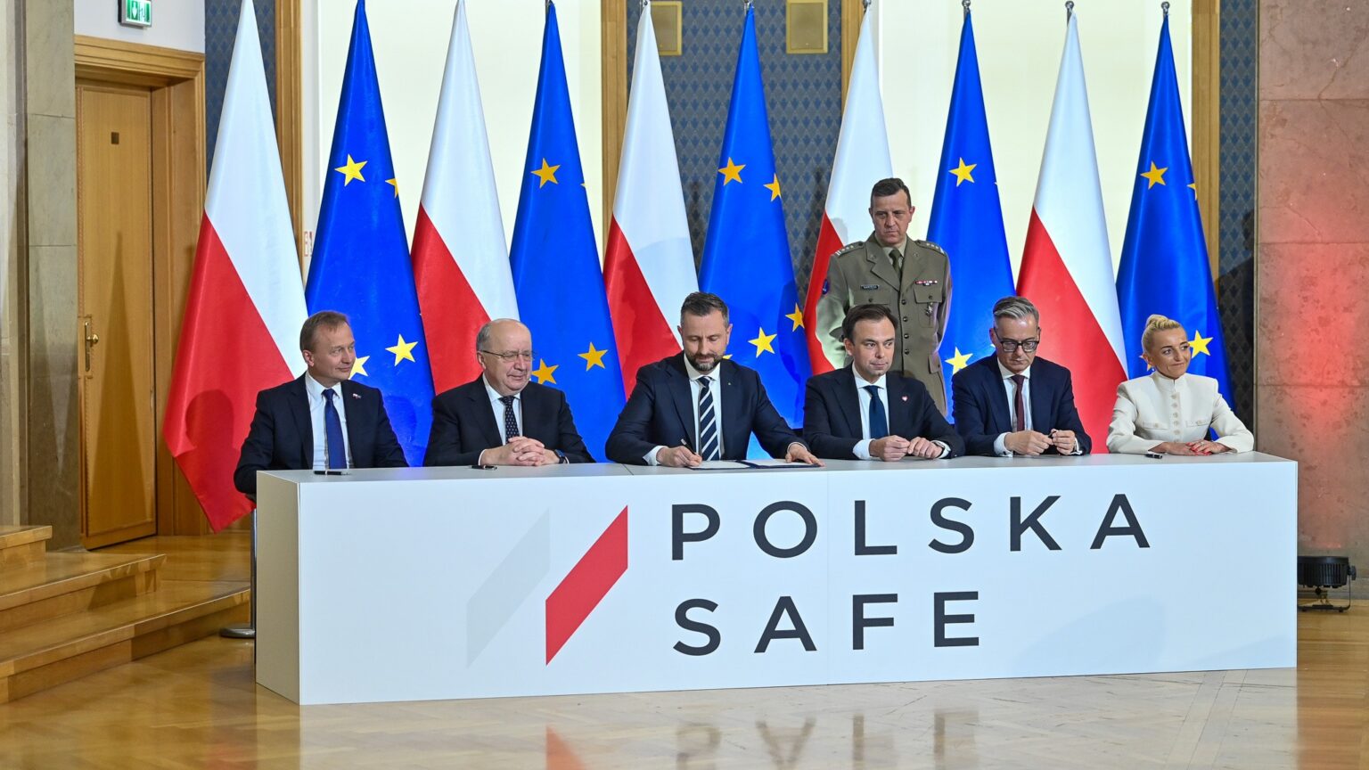 Canada to buy Polish drones, deepen defense ties by leveraging EU SAFE ...